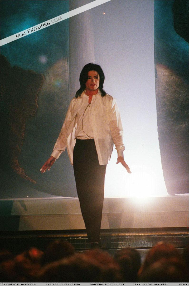 Performing On Stage :: True Michael Jackson